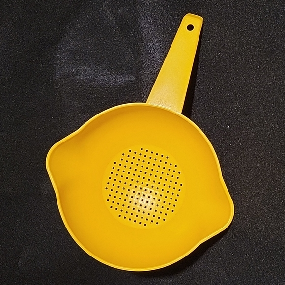 Tupperware | Kitchen | Tupperware Quart Yellow Colander Strainer 120 ...
